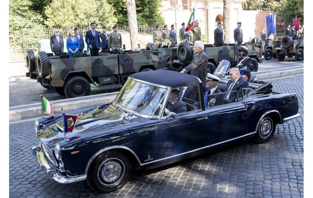 Il Presidente della Repubblica Italiana a bordo della Lancia Flaminia ...